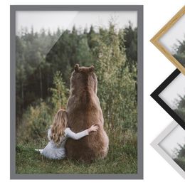 Bilderwelten Bild mit Rahmen - Hochformat M&auml;dchen mit Braunb&auml;r