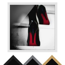 Bilderwelten Bild mit Rahmen Portrait rot Motiv inkl. Rahmung - High Heels in Rot - Deko Wohnzimmer Schlafzimmer