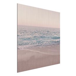Alu Dibond Outdoor Bild - Ros&eacute;goldener Strand am Morgen - Strand rosa Motiv wetterfest Meerblick Wohnzimmer Schlafzimmer