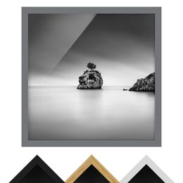 Bilderwelten Bild mit Rahmen Felseninsel im Meer Schwarz-Wei&szlig;