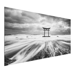 Bilderwelten Alu Dibond Outdoor Bild Stadt schwarz weiss Motiv wetterfest - Japanisches Torii im Meer - Asia Wohnzimmer Schlafzimmer