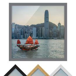 Bilderwelten Bild mit Rahmen Dschunke im Victoria Harbour
