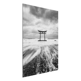 Bilderwelten Alu Dibond Outdoor Bild Stadt schwarz weiss Motiv wetterfest - Japanisches Torii im Meer - Asia Wohnzimmer Schlafzimmer