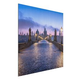 Alu Dibond Outdoor Bild - Karlsbr&uuml;cke in Prag - Stadt blau Motiv wetterfest Skylines Wohnzimmer Schlafzimmer
