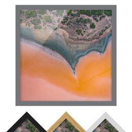Bilderwelten Bild mit Rahmen Oranges Seeufer auf Sardinien