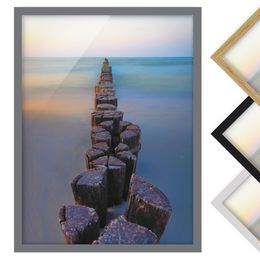 Bilderwelten Bild mit Rahmen Buhnen bei Sonnenuntergang am Meer