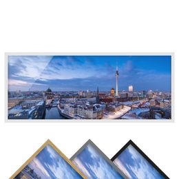 Bilderwelten Bild mit Rahmen Stadt blau Motiv inkl. Rahmung - Schnee in Berlin - Architektur Wohnzimmer Schlafzimmer