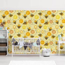 Bilderwelten Mustertapete Tiere Illustration Wandtapete gelb - S&uuml;&szlig;er Honig mit Bienen Illustration - Insekten Kinderzimmer Baby M&auml;dchen Jungen