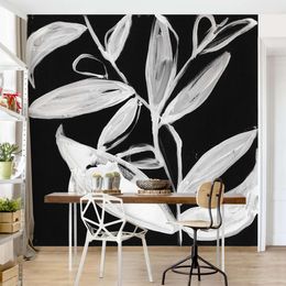 Bilderwelten Fototapete Blumen Tropisch Aquarell schwarz weiss - Gemalte Bl&auml;tter auf Schwarz - Pflanzen Wohnzimmer Schlafzimmer
