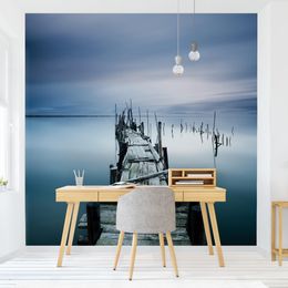 Bilderwelten Fototapete Strand Motiv Wandtapete blau - Zeitloser Steg - Steg Wohnzimmer Schlafzimmer