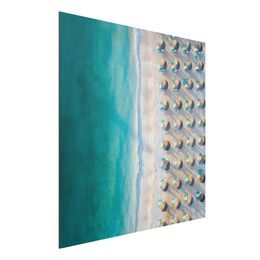 Alu Dibond Outdoor Bild - Wei&szlig;er Sandstrand mit Strohschirmen - Strand beige Motiv wetterfest Landschaft Wohnzimmer Schlafzimmer