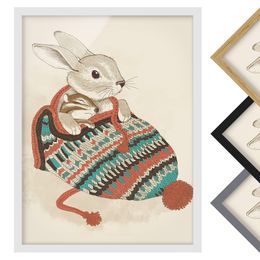 Bilderwelten Bild mit Rahmen Tiere beige Pop Art inkl. Rahmung - Illustration Kuschelnder Hase in M&uuml;tze - Deko Wohnzimmer Schlafzimmer