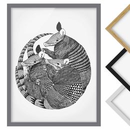 Bilderwelten Bild mit Rahmen - Hochformat Illustration G&uuml;rteltiere Schwarz Wei&szlig; Muster