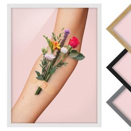 Bilderwelten Bild mit Rahmen - Hochformat Arm mit Blumen