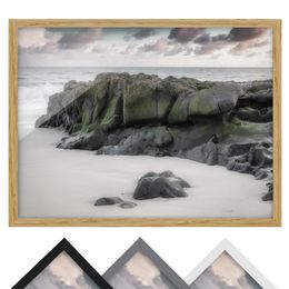 Bilderwelten Bild mit Rahmen - Querformat Felsen am Strand
