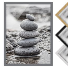 Bilderwelten Bild mit Rahmen Spirituell grau Motiv inkl. Rahmung - Steinturm im Wasser - Deko Wohnzimmer Schlafzimmer
