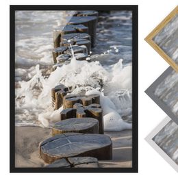 Bilderwelten Bild mit Rahmen Strand beige Motiv inkl. Rahmung - Wellenbrecher am Strand - Landschaft Wohnzimmer Schlafzimmer