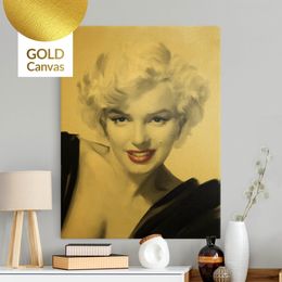 Bilderwelten Leinwandbild - Hochformat Marilyn auf Sofa