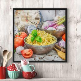 Bilderwelten Bild mit Rahmen Spagetthischale mit Basilikum
