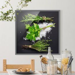 Bilderwelten Bild mit Rahmen gr&uuml;n Motiv inkl. Rahmung - Kr&auml;uter im Salzbett vor Schwarz - Deko K&uuml;che