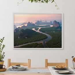 Bilderwelten Bild mit Rahmen Natur gr&uuml;n Motiv inkl. Rahmung - Flusslandschaft in Thailand - Landschaft Wohnzimmer Schlafzimmer