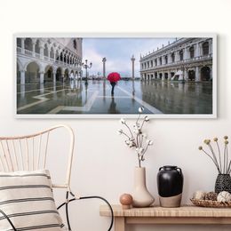 Bilderwelten Bild mit Rahmen Roter Regenschirm in Venedig