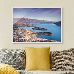Bilderwelten Bild mit Rahmen Natur blau Motiv inkl. Rahmung - Zwischen Meer und Bergen - Landschaft Wohnzimmer Schlafzimmer