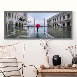 Bilderwelten Bild mit Rahmen Roter Regenschirm in Venedig