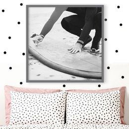 Bilderwelten Bild mit Rahmen Strand schwarz weiss Motiv inkl. Rahmung - Wachsen des Surfboards - Landschaft Wohnzimmer Schlafzimmer
