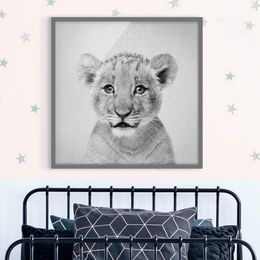 Bilderwelten Bild mit Rahmen Tiere schwarz weiss Motiv inkl. Rahmung - Baby L&ouml;we Luca Schwarz Wei&szlig; - L&ouml;we Kinderzimmer Baby M&auml;dchen Jungen