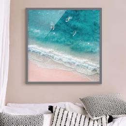 Bilderwelten Bild mit Rahmen Strand t&uuml;rkis Motiv inkl. Rahmung - Drei Surfer paddeln zum Ufer - Landschaft Wohnzimmer Schlafzimmer