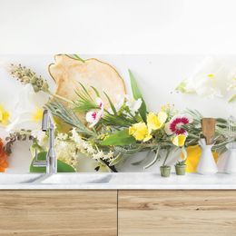 Bilderwelten Küchenrückwand selbstklebend bunt Blumen Motiv - Frische Kräuter mit Essblüten - Gewürze & Kräuter Spritzschutz nach Maß