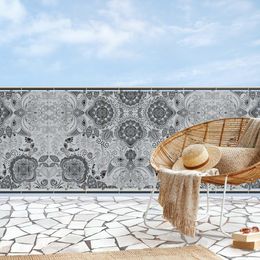 Bilderwelten Balkonsichtschutz nach Ma&szlig; bis 10 m grau Spirituell Orientalisch Detailliertes Boho Muster in Grau - Paisley Balkon Gartenzaun