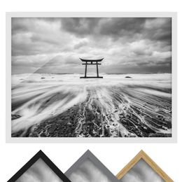 Bilderwelten Bild mit Rahmen Stadt schwarz weiss Motiv inkl. Rahmung - Japanisches Torii im Meer - Asia Wohnzimmer Schlafzimmer