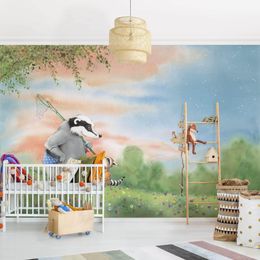 Bilderwelten Fototapete Wald Illustration Aquarell gr&uuml;n - Wassili Waschb&auml;r - Wassili und Sibelius am Wegweiser - B&auml;ume Kinderzimmer Baby M&auml;dchen Jungen