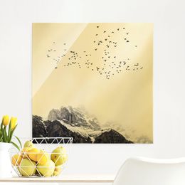 Bilderwelten Glasbild Natur Motiv schwarz weiss Glas Wandbild - Vogelschwarm vor Bergen Schwarz Wei&szlig; - Berg Wohnzimmer Schlafzimmer