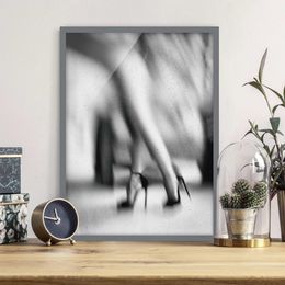 Bilderwelten Bild mit Rahmen Portrait schwarz weiss modern inkl. Rahmung - Walking in Paris - Erotik Wohnzimmer Schlafzimmer