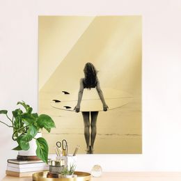 Bilderwelten Glasbild Strand Motiv schwarz weiss Glas Wandbild - Entspanntes Surfergirl mit Board - Landschaft Wohnzimmer Schlafzimmer