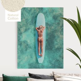 Bilderwelten Leinwandbild Surfergirl auf Blauem Board