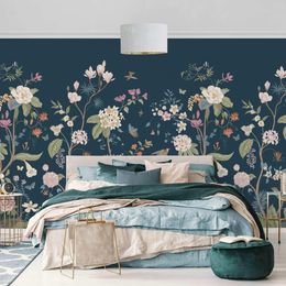 Bilderwelten Fototapete Blumen Illustration Wandtapete blau - Illustrierte Blumen Chinoiserie auf Dunkelblau - Schmetterlinge Wohnzimmer Schlafzimmer