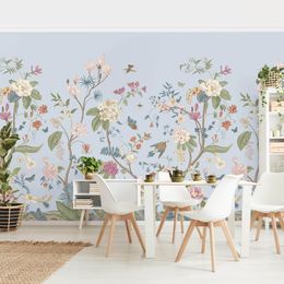 Bilderwelten Fototapete Blumen Illustration Wandtapete blau - Illustrierte Blumen Chinoiserie auf Hellblau - Schmetterlinge Wohnzimmer Schlafzimmer