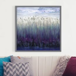 Bilderwelten Bild mit Rahmen Flussschilf vor Berglandschaft in blau