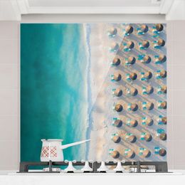 Spritzschutz Wei&szlig;er Sandstrand mit Strohschirmen