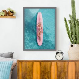 Bilderwelten Bild mit Rahmen Strand t&uuml;rkis Motiv inkl. Rahmung - Surfergirl auf Rosa Board - Landschaft Wohnzimmer Schlafzimmer