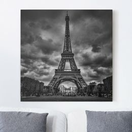 Bilderwelten Leinwandbild - Quadrat Eiffelturm vor Wolken schwarz-wei&szlig;