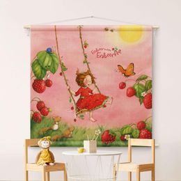 Bilderwelten Wandteppich rosa Illustration Aquarell - Erdbeerinchen Erdbeerfee - Baumschaukel - Wandbild Kinderzimmer Baby M&auml;dchen Jungen