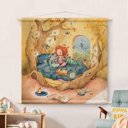 Bilderwelten Wandteppich beige Illustration Aquarell - Frida kuschelt mit ihren Freunden - Wandbild Kinderzimmer Baby M&auml;dchen Jungen