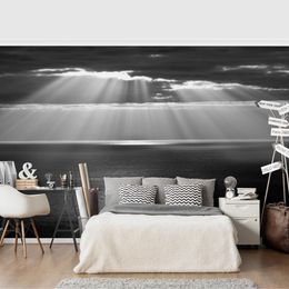 Bilderwelten Fototapete Strand Motiv Wandtapete schwarz weiss - Sonnenstrahlen &uuml;ber dem Meer Schwarz-Wei&szlig; - Meerblick Wohnzimmer Schlafzimmer