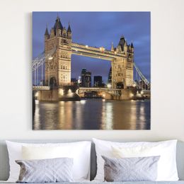 Bilderwelten Leinwandbild - Quadrat Tower Br&uuml;cke bei Nacht