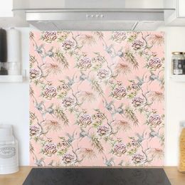 Bilderwelten Glas Spritzschutz Illustration rosa Tiere Aquarell - Aquarell V&ouml;gel mit gro&szlig;en Bl&uuml;ten vor Rosa - V&ouml;gel K&uuml;chenr&uuml;ckwand aus Glas